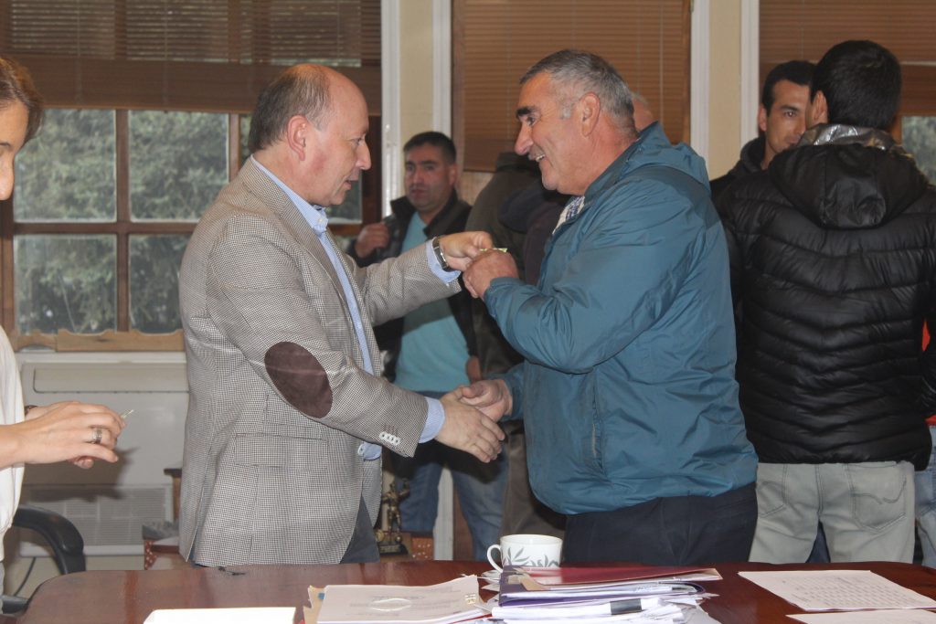 Alcalde Valdivia entregó reconocimiento a funcionarios municipales por cumplimiento del Programa ...