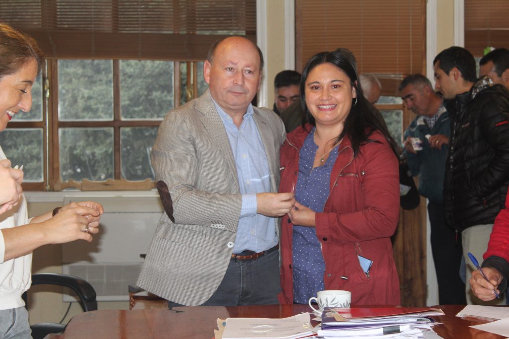 Alcalde Valdivia entregó reconocimiento a funcionarios municipales por cumplimiento del Programa ...